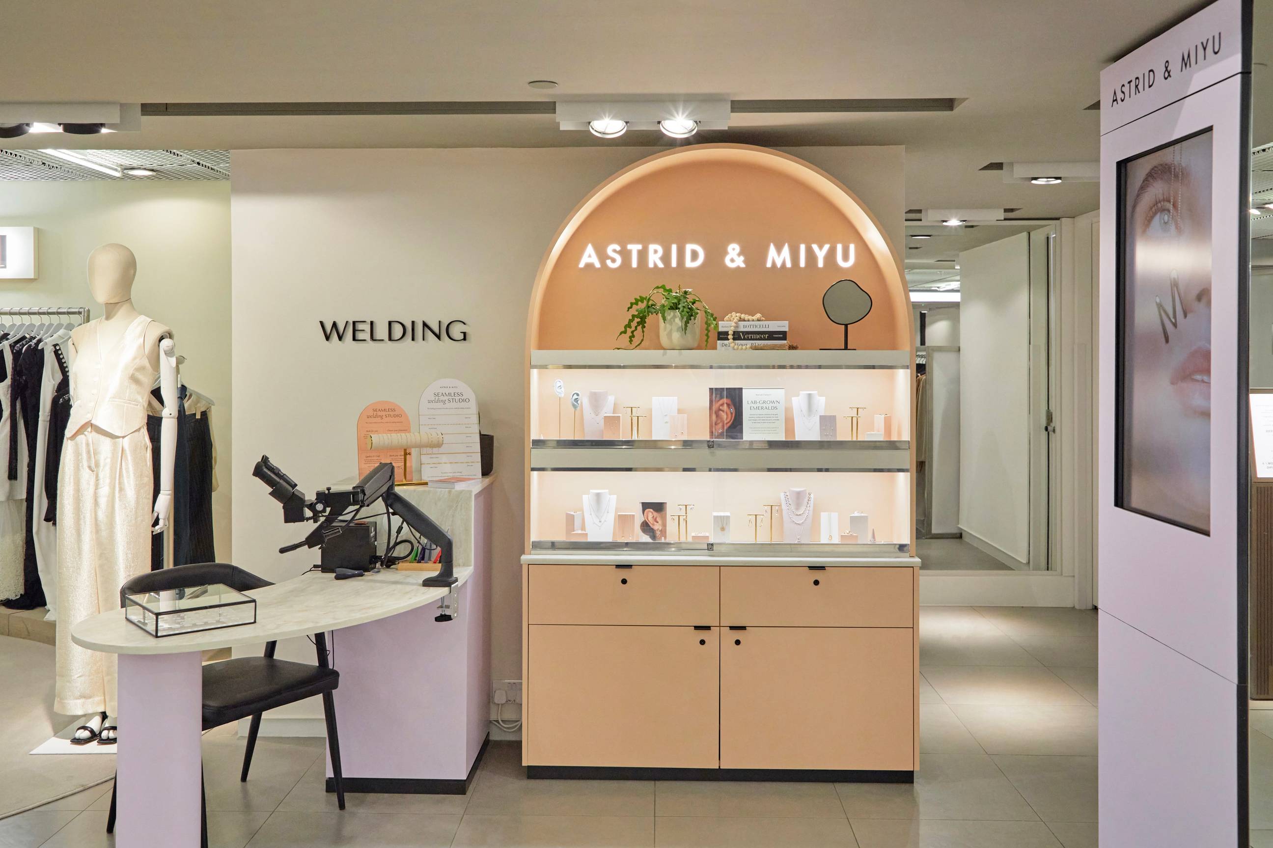 Stores | Astrid & Miyu