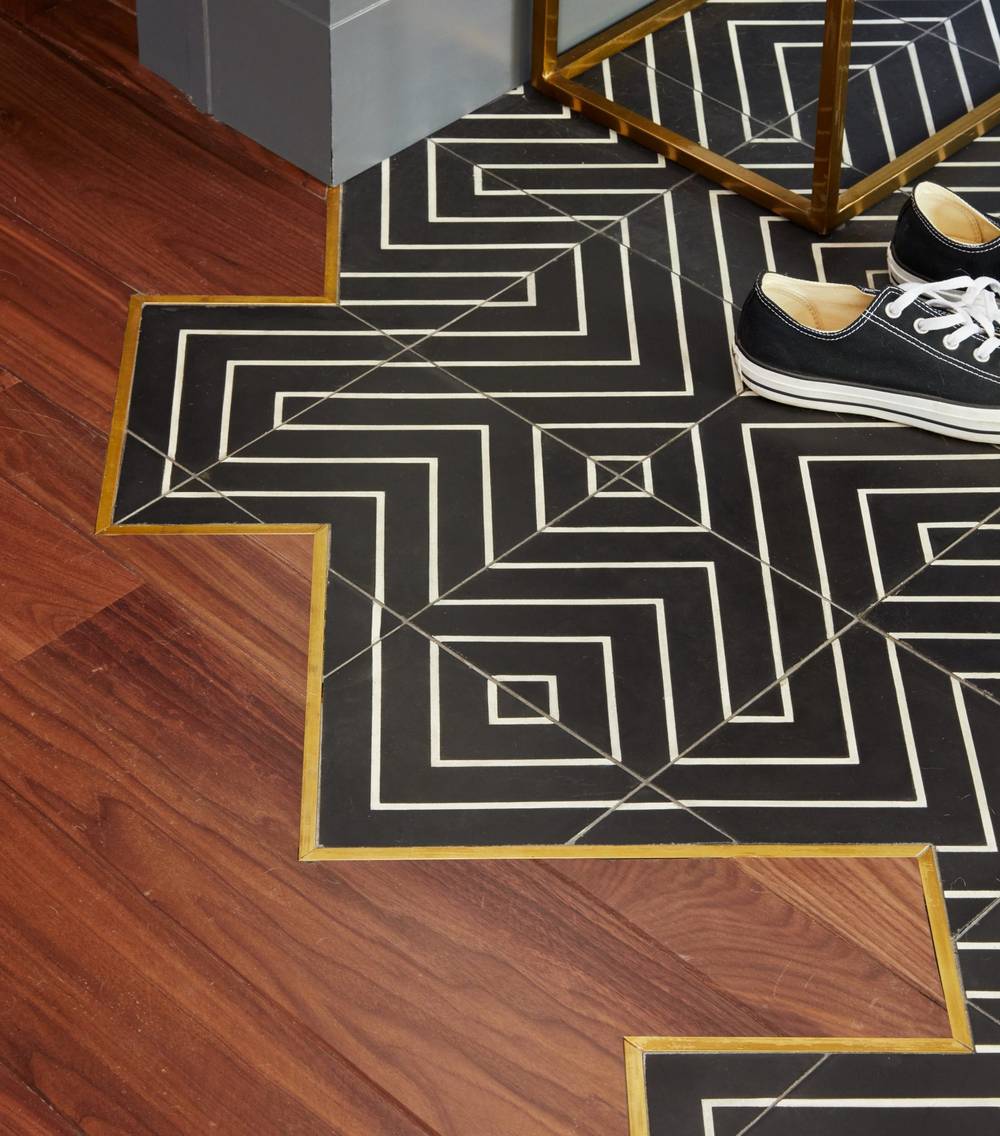 clé tile | concrete cement | zenith | pinstriped | black