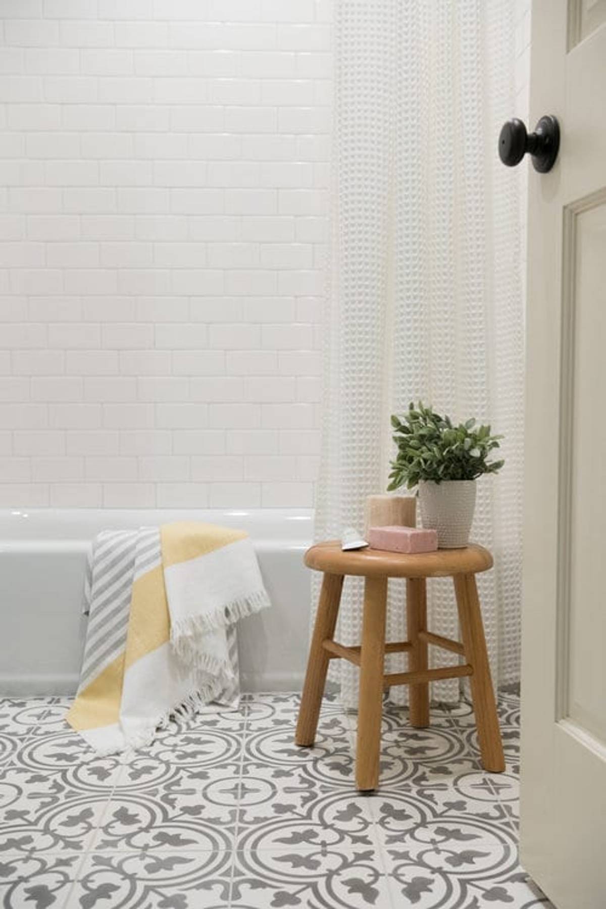 clé tile | concrete cement | four leaf clover | white metal