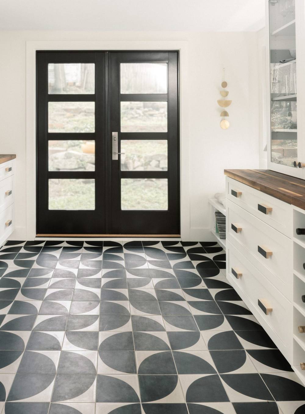 clé tile| concrete cement | bold arc | black