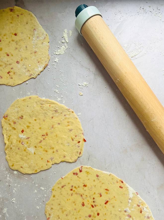 Garlic, Chilli and Honey Yoghurt Flatbreads | Joseph Joseph UK