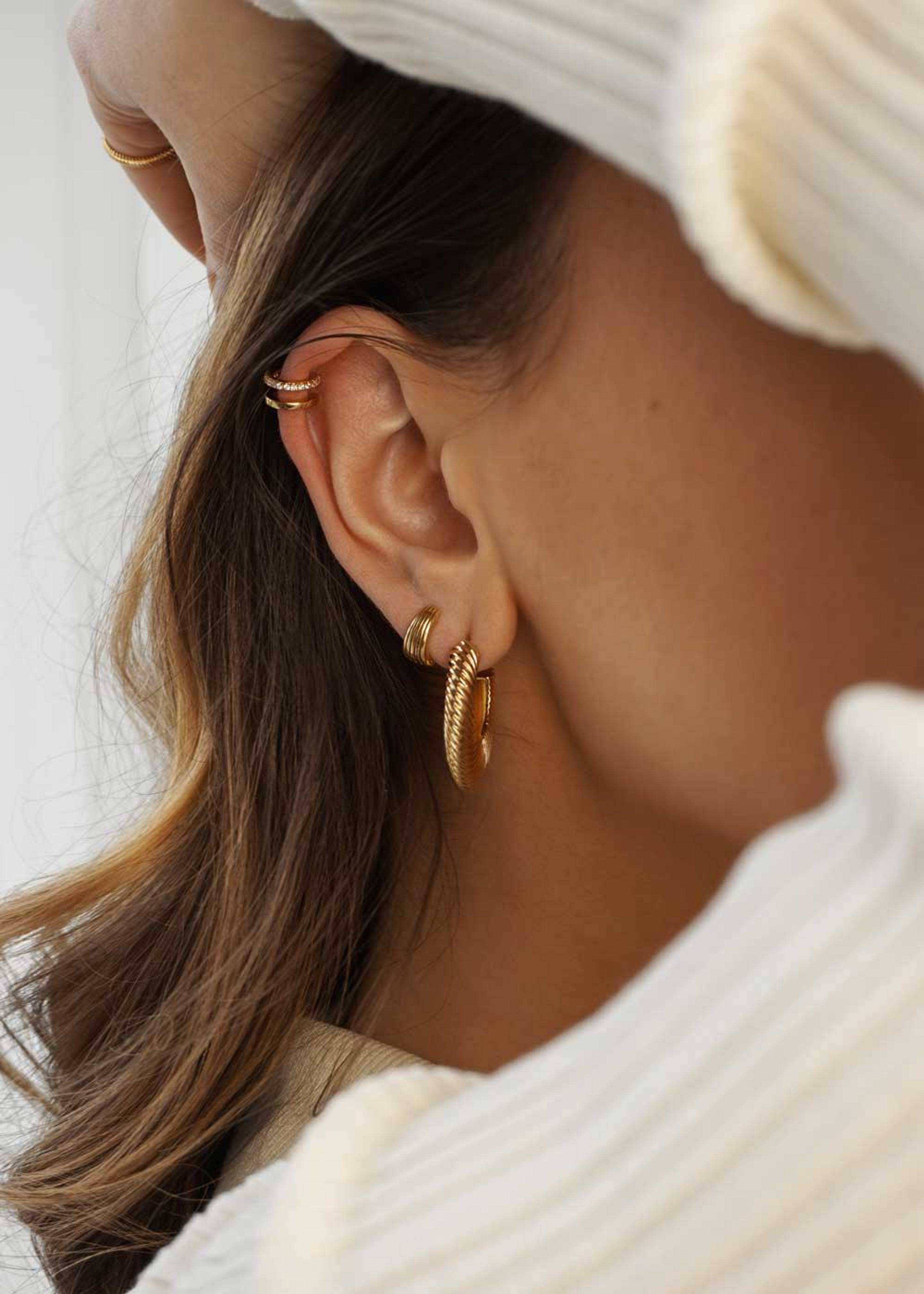 6 Ways To Wear Huggie Earrings | Astrid & Miyu USA